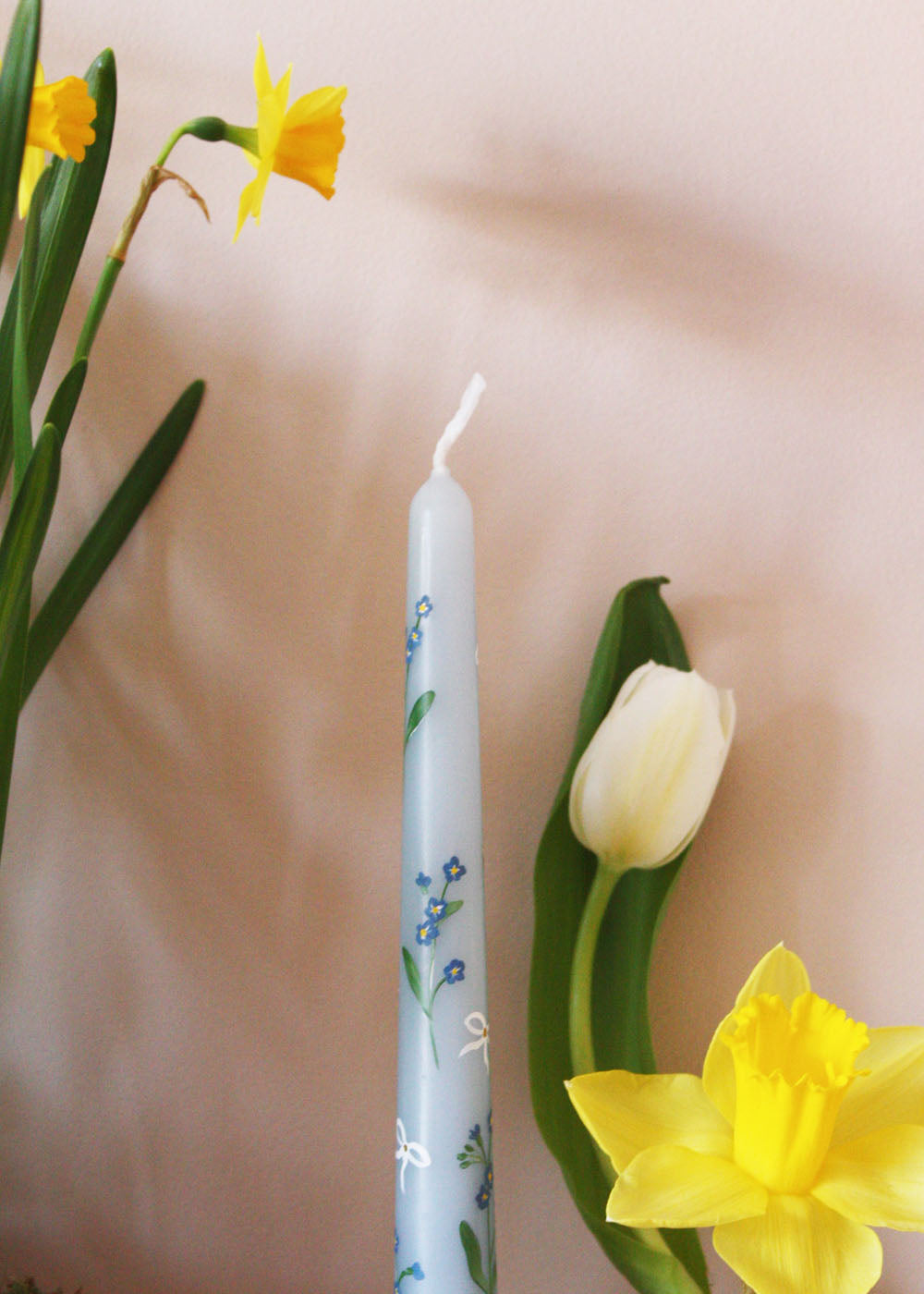 Cocolulu hand painted Forget me nots & bows candle